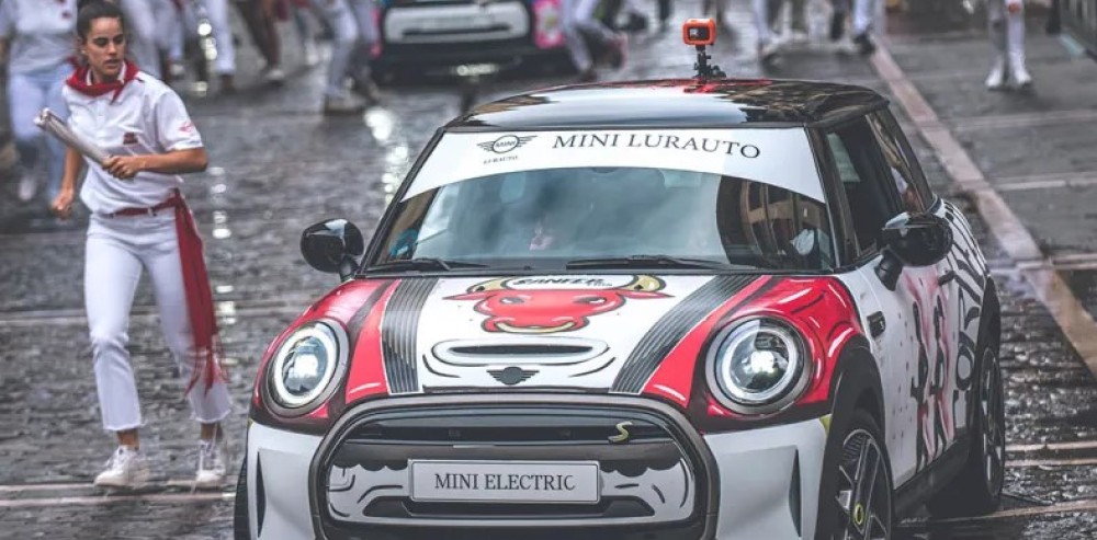 El Mini Cooper convertido en toro | Carburando